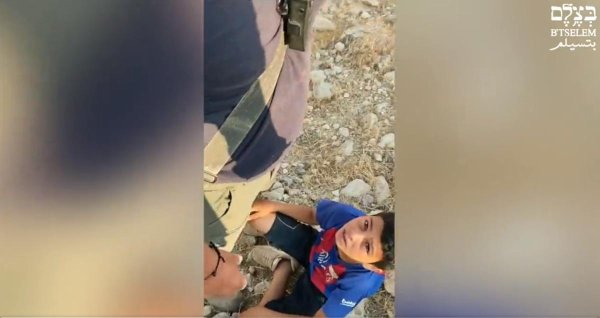 Le colon israélien filmé en train de harceler un enfant palestinien ...