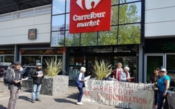 Action de dénonciation de la complicité de l'entreprise Carrefour dans ...